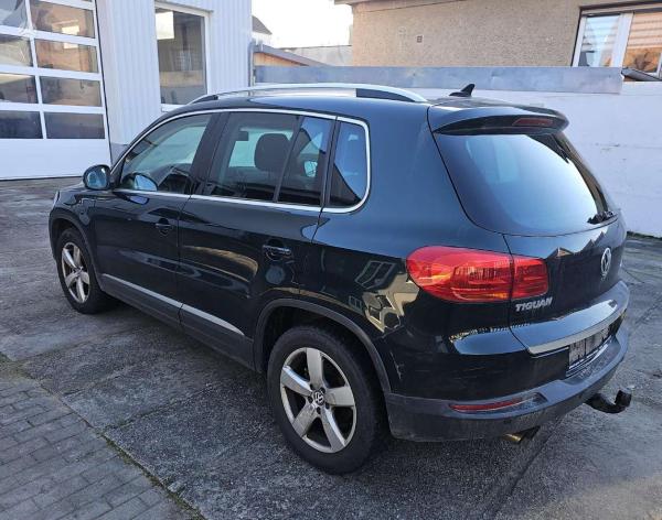Green Volkswagen Tiguan 2012 in Kelme, with an engine capacity of 1.97 L and mileage of 236 thousand km for 6900 €, photo 7 on AUTOMOTO.COM.LV