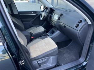 Green Volkswagen Tiguan 2012 in Riga, with an engine capacity of 2.00 L and mileage of 218 thousand km for 10550 €, photo 17 on AUTOMOTO.COM.LV