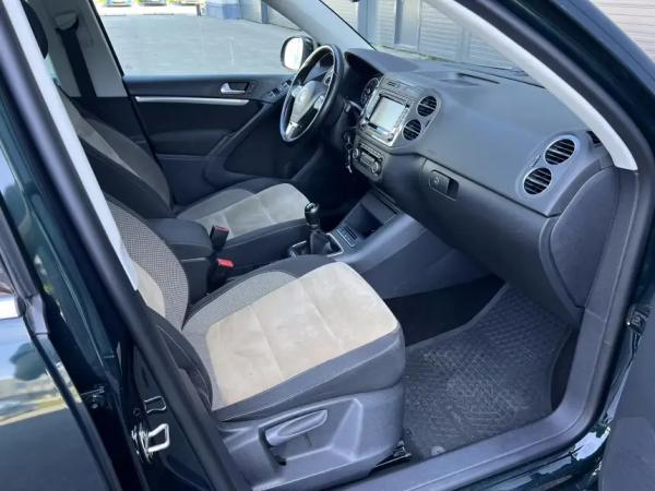 Green Volkswagen Tiguan 2012 in Riga, with an engine capacity of 2.00 L and mileage of 218 thousand km for 10550 €, photo 10 on AUTOMOTO.COM.LV