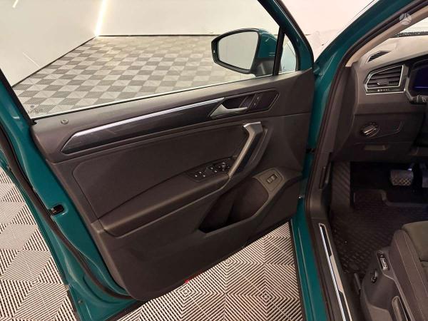 Green Volkswagen Tiguan 2019 in Marijampole, with an engine capacity of 1.97 L and mileage of 256 thousand km for 15650 €, photo 9 on AUTOMOTO.COM.LV