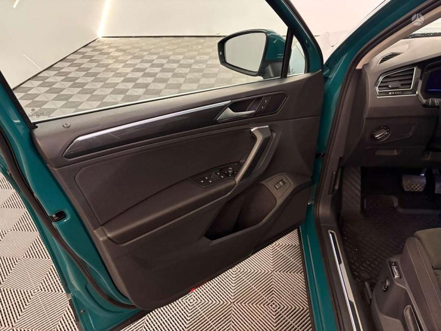 Green Volkswagen Tiguan 2019 in Marijampole, with an engine capacity of 1.97 L and mileage of 256 thousand km for 15650 €, photo 10 on AUTOMOTO.COM.LV