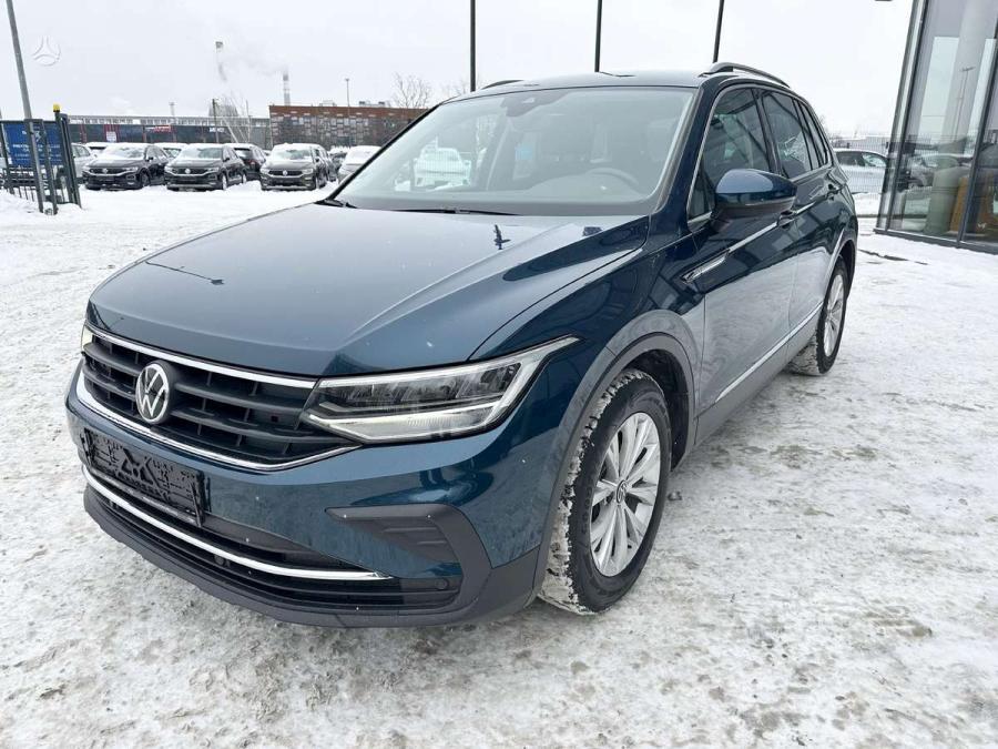 Green Volkswagen Tiguan 2021 in Kaunas, with an engine capacity of 1.50 L and mileage of 196 thousand km for 20500 €, photo 1 on AUTOMOTO.COM.LV