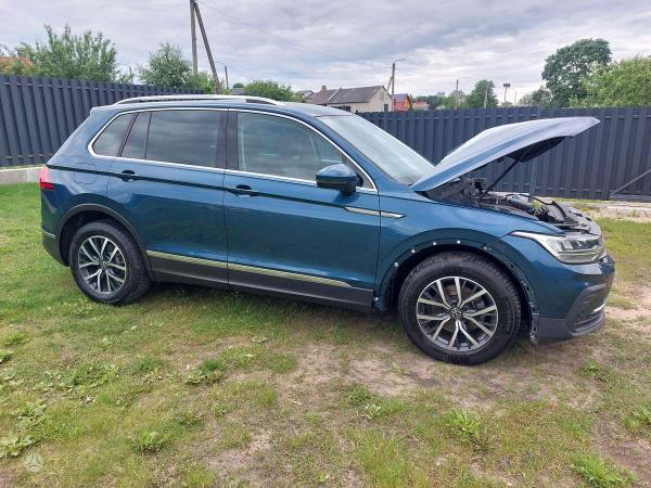Green Volkswagen Tiguan 2021 in Kedainiai, with an engine capacity of 1.50 L and mileage of 116 thousand km for 10950 €, photo 2 on AUTOMOTO.COM.LV