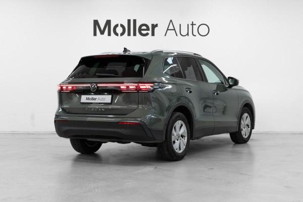 Green Volkswagen Tiguan 2024 in Vilnius, with an engine capacity of 2.00 L and mileage of 73 thousand km for 29500 €, photo 4 on AUTOMOTO.COM.LV