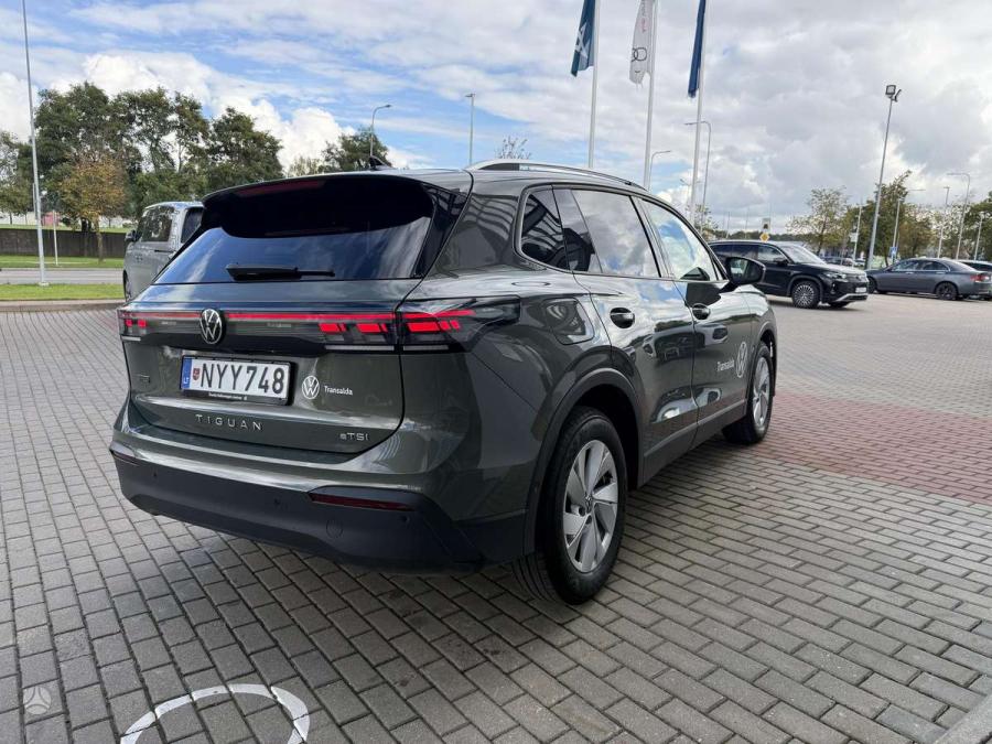 Green Volkswagen Tiguan 2025 in Siauliai, with an engine capacity of 1.50 L and mileage of 26 thousand km for 31999 €, photo 5 on AUTOMOTO.COM.LV