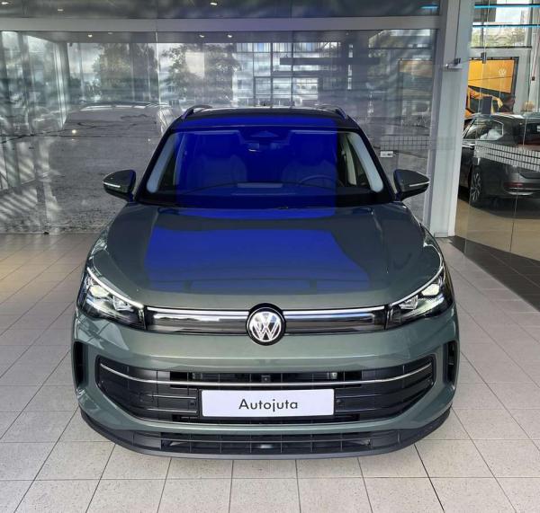 Green Volkswagen Tiguan 2026 in Kaunas, with an engine capacity of 1.50 L and mileage of 0 thousand km for 32670 €, photo 3 on AUTOMOTO.COM.LV