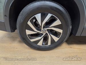 Green Volkswagen Tiguan 2024 in Tallinn, with an engine capacity of 1.50 L and mileage of 40 thousand km for 31700 €, photo 21 on AUTOMOTO.COM.LV