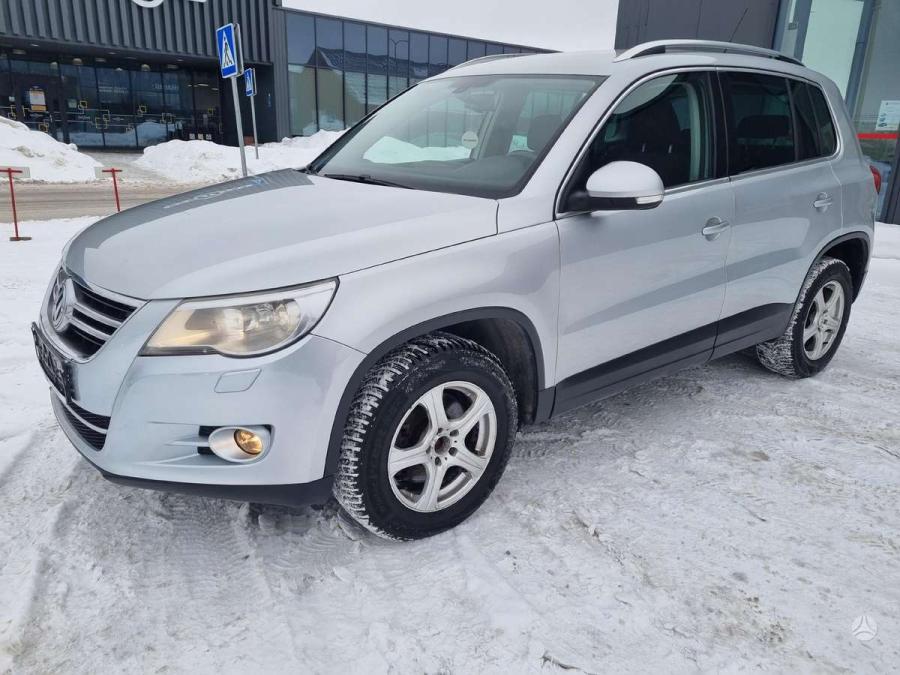 Grey Volkswagen Tiguan 2007 in Siauliai, with an engine capacity of 1.39 L and mileage of 241 thousand km for 4900 €, photo 5 on AUTOMOTO.COM.LV