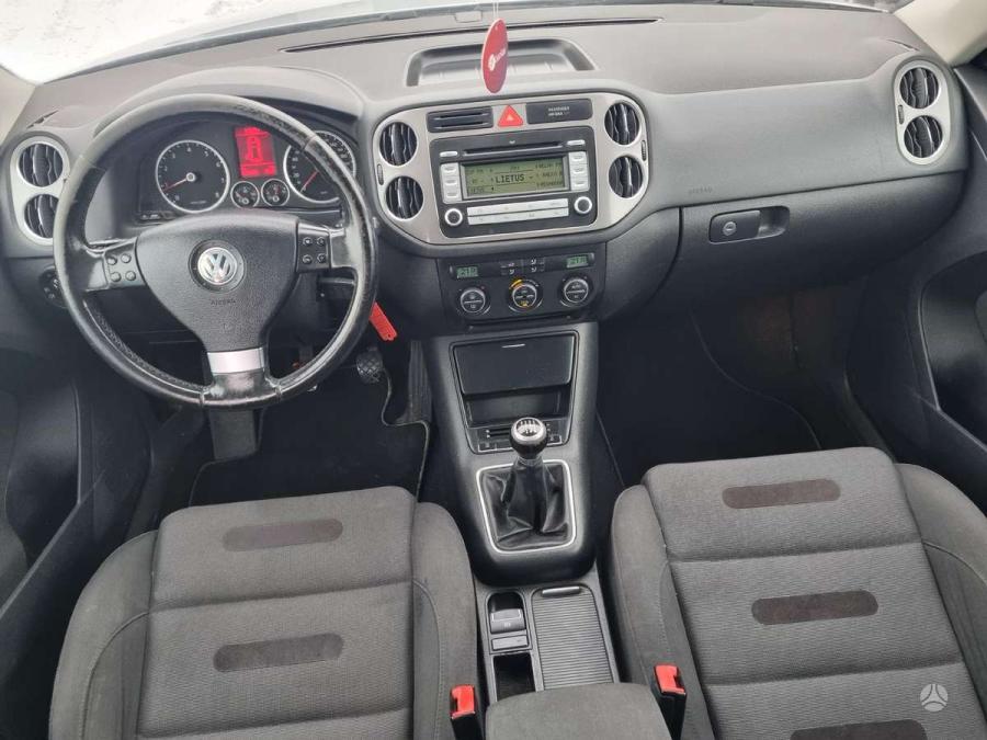 Grey Volkswagen Tiguan 2007 in Siauliai, with an engine capacity of 1.39 L and mileage of 241 thousand km for 4900 €, photo 18 on AUTOMOTO.COM.LV