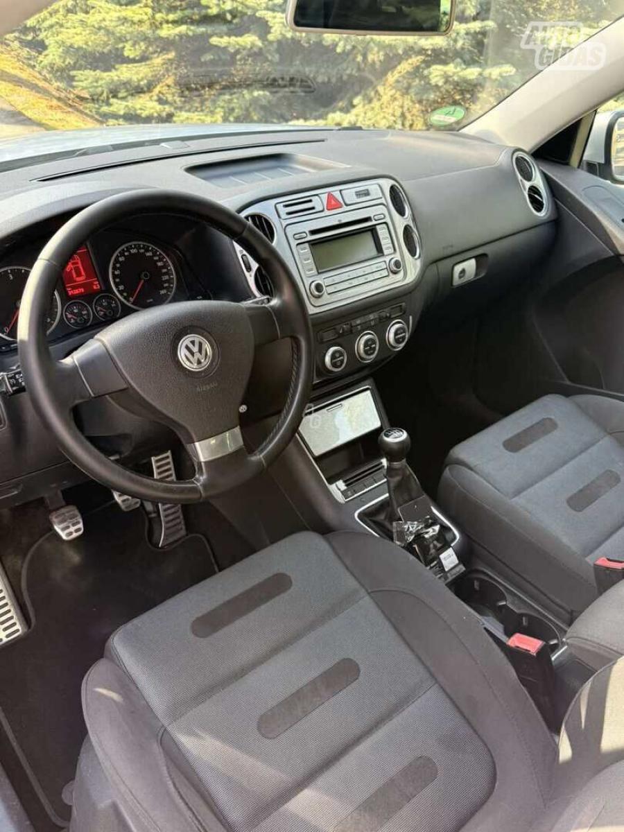 Pelēks Volkswagen Tiguan 2007 Utena, ar dzinēja tilpumu 2.00 L un nobraukumu 310 tūkst. km par 5400 €, foto 15 vietnē AUTOMOTO.COM.LV