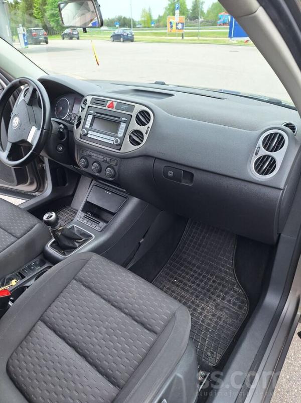 Pelēks Volkswagen Tiguan 2007 Rīga, ar dzinēja tilpumu 2.00 L un nobraukumu 337 tūkst. km par 4200 €, foto 5 vietnē AUTOMOTO.COM.LV