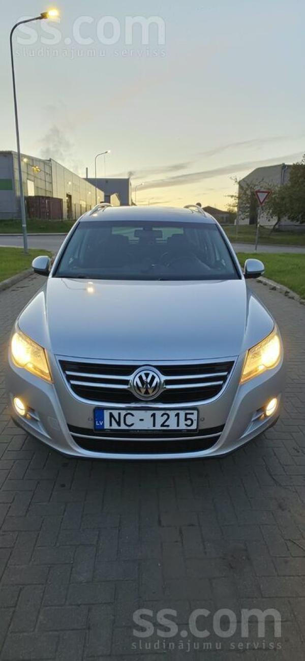 Volkswagen Tiguan 2007 in Kuldiga on AUTOMOTO.COM.LV Grey Volkswagen Tiguan 2007 in Kuldiga, with an engine capacity of 2.00 L and mileage of 349 thousand km for 4399 €, photo 3 on AUTOMOTO.COM.LV