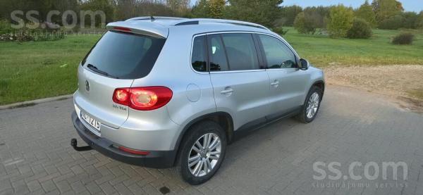 Volkswagen Tiguan 2007 in Kuldiga on AUTOMOTO.COM.LV Grey Volkswagen Tiguan 2007 in Kuldiga, with an engine capacity of 2.00 L and mileage of 349 thousand km for 4399 €, photo 5 on AUTOMOTO.COM.LV