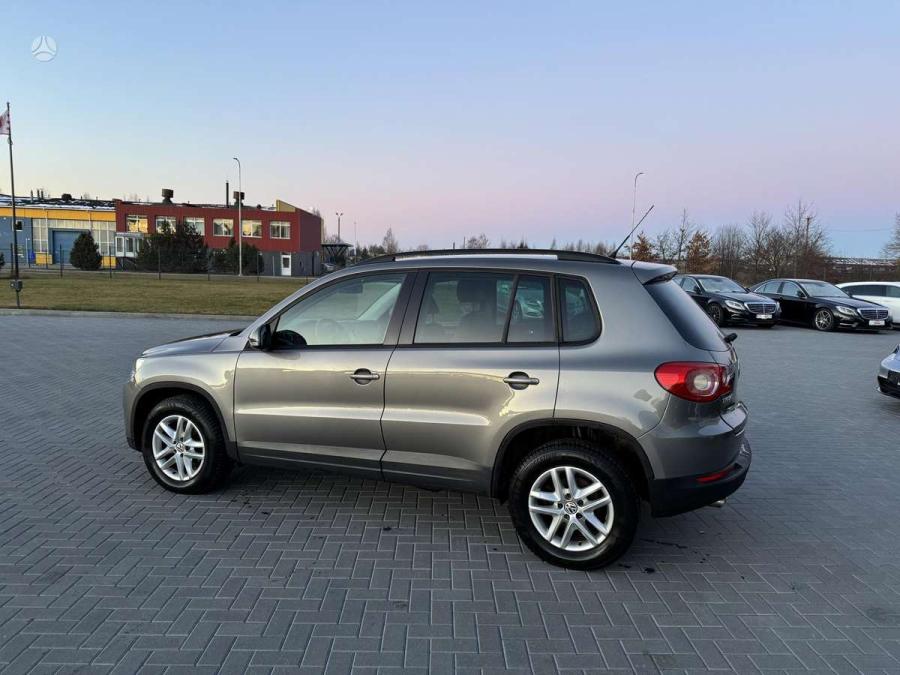 Grey Volkswagen Tiguan 2008 in Telschi, with an engine capacity of 1.97 L and mileage of 255 thousand km for 5500 €, photo 4 on AUTOMOTO.COM.LV