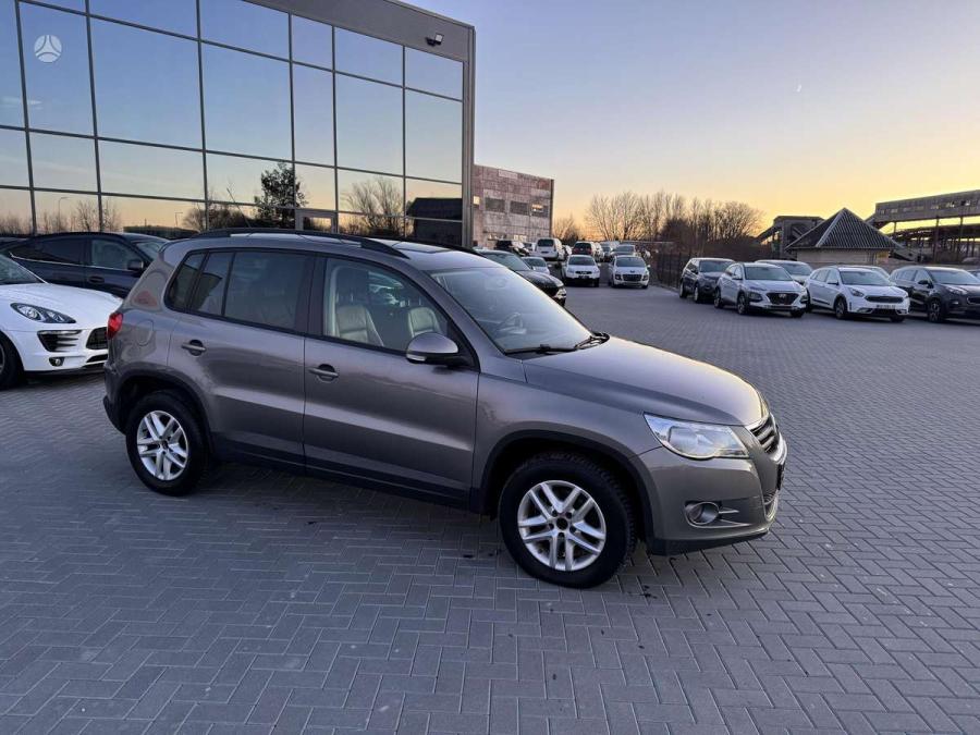 Grey Volkswagen Tiguan 2008 in Telschi, with an engine capacity of 1.97 L and mileage of 255 thousand km for 5500 €, photo 9 on AUTOMOTO.COM.LV
