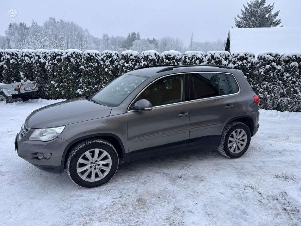 Pelēks Volkswagen Tiguan 2008 Kelmė, ar dzinēja tilpumu 1.97 L un nobraukumu 229 tūkst. km par 4900 €, foto 1 vietnē AUTOMOTO.COM.LV