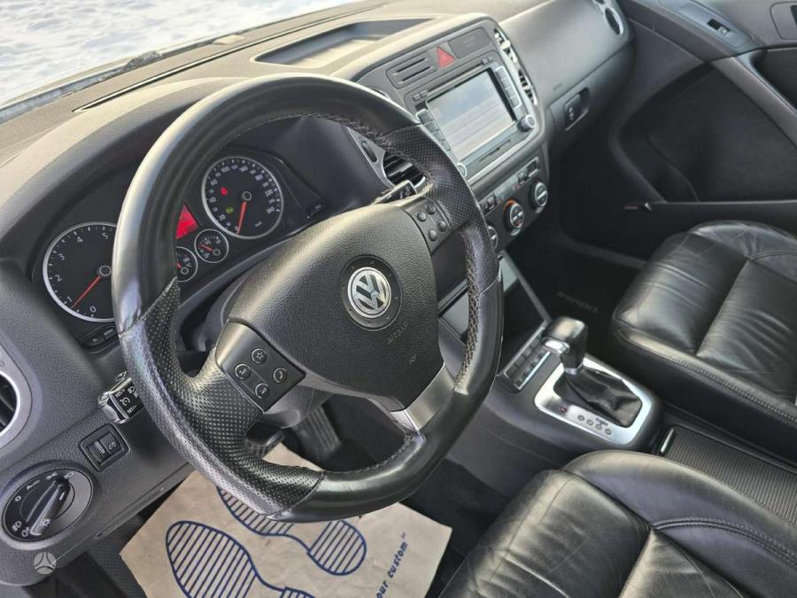 Pelēks Volkswagen Tiguan 2008 Telšiai, ar dzinēja tilpumu 2.00 L un nobraukumu 224 tūkst. km par 6900 €, foto 33 vietnē AUTOMOTO.COM.LV
