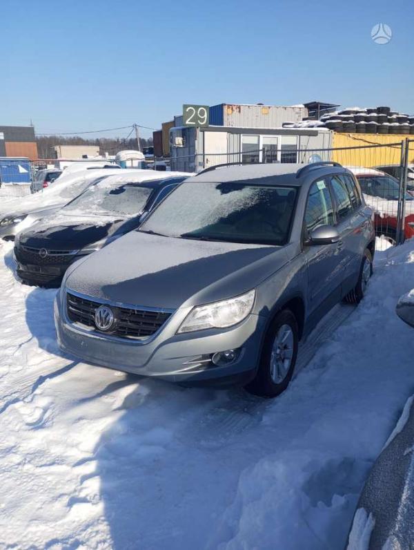 Grey Volkswagen Tiguan 2008 in Kaunas, with an engine capacity of 2.00 L and mileage of 320 thousand km for 4100 €, photo 1 on AUTOMOTO.COM.LV