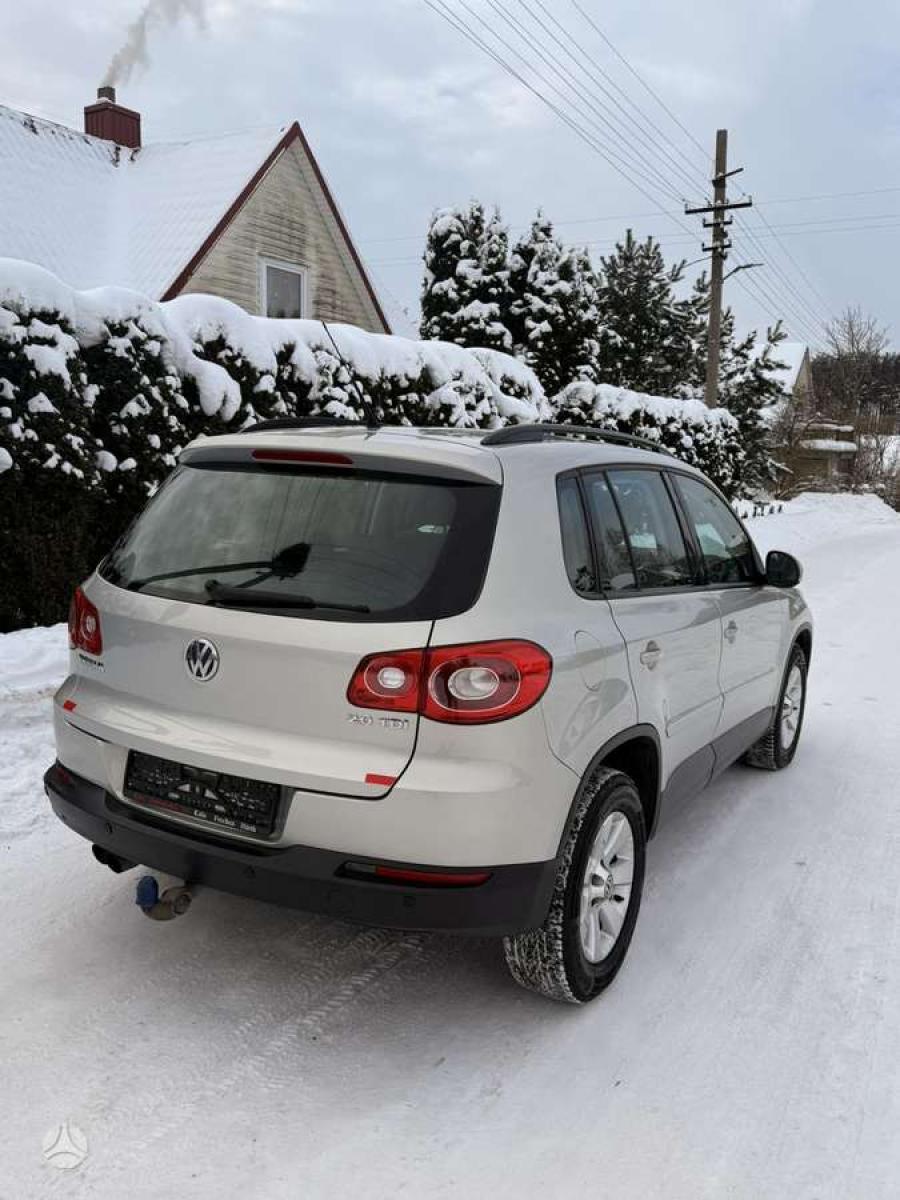 Grey Volkswagen Tiguan 2008 in Utena, with an engine capacity of 2.00 L and mileage of 217 thousand km for 5900 €, photo 1 on AUTOMOTO.COM.LV