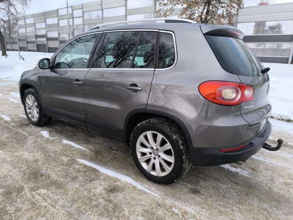 Pelēks Volkswagen Tiguan 2008 Viļņa, ar dzinēja tilpumu 1.97 L un nobraukumu 300 tūkst. km par 4300 €, foto 9 vietnē AUTOMOTO.COM.LV
