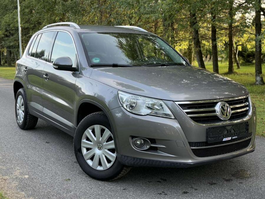 Grey Volkswagen Tiguan 2008 in Kretinga, with an engine capacity of 1.98 L and mileage of 245 thousand km for 5990 €, photo 2 on AUTOMOTO.COM.LV