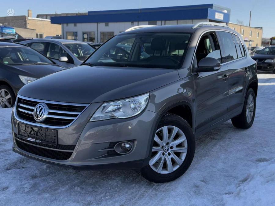 Grey Volkswagen Tiguan 2008 in Kretinga, with an engine capacity of 1.98 L and mileage of 245 thousand km for 5999 €, photo 1 on AUTOMOTO.COM.LV