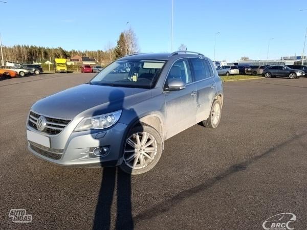 Grey Volkswagen Tiguan 2008 in Avizieniai, with an engine capacity of 2.00 L and mileage of 345 thousand km for 3800 €, photo 1 on AUTOMOTO.COM.LV