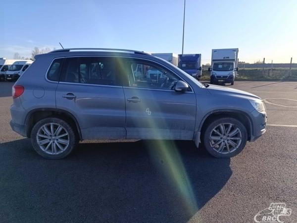 Grey Volkswagen Tiguan 2008 in Avizieniai, with an engine capacity of 2.00 L and mileage of 345 thousand km for 3800 €, photo 6 on AUTOMOTO.COM.LV