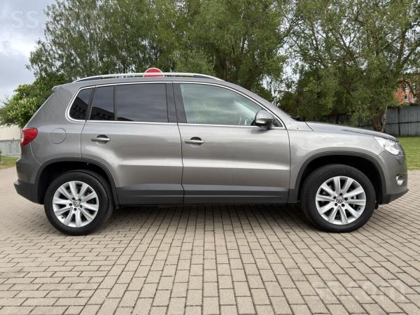 Pelēks Volkswagen Tiguan 2008 Rīga, ar dzinēja tilpumu 2.00 L un nobraukumu 267 tūkst. km par 5400 €, foto 3 vietnē AUTOMOTO.COM.LV