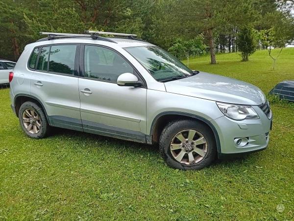 Pelēks Volkswagen Tiguan 2008 Trakai, ar dzinēja tilpumu 1.97 L un nobraukumu 350 tūkst. km par 3200 €, foto 2 vietnē AUTOMOTO.COM.LV