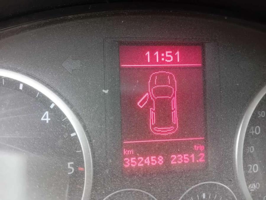 Grey Volkswagen Tiguan 2008 in Trakai, with an engine capacity of 1.97 L and mileage of 350 thousand km for 3200 €, photo 8 on AUTOMOTO.COM.LV