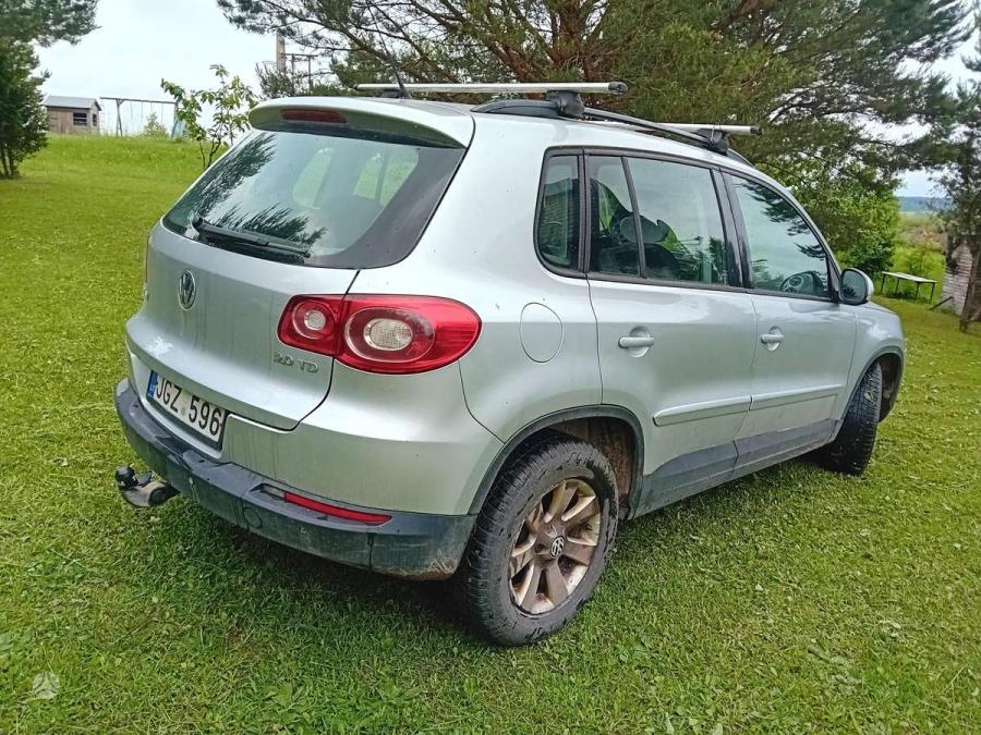 Grey Volkswagen Tiguan 2008 in Trakai, with an engine capacity of 1.97 L and mileage of 350 thousand km for 3200 €, photo 9 on AUTOMOTO.COM.LV