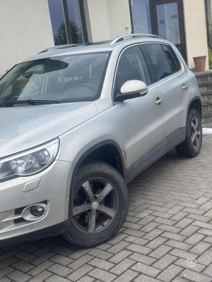 Pelēks Volkswagen Tiguan 2008 Panevēža, ar dzinēja tilpumu 1.97 L un nobraukumu 330 tūkst. km par 2500 €, foto 3 vietnē AUTOMOTO.COM.LV