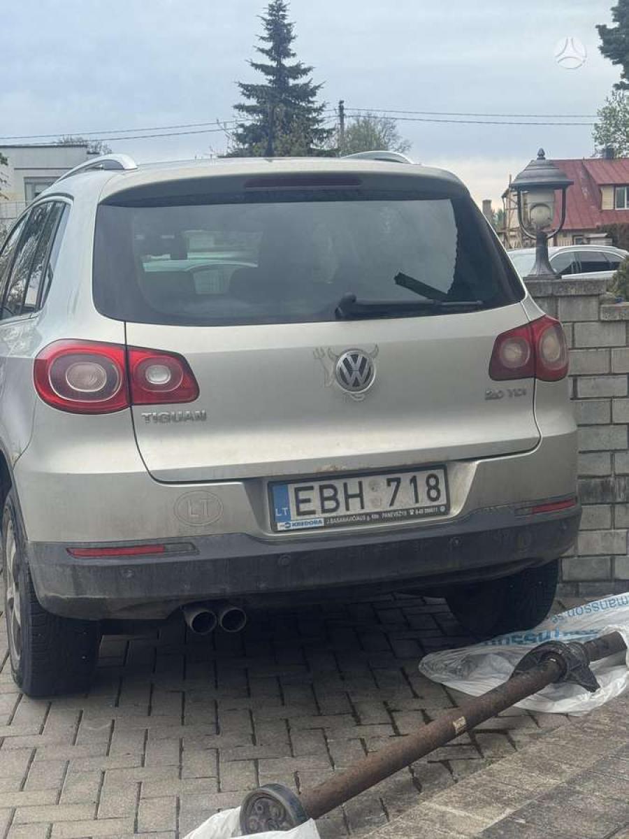 Pelēks Volkswagen Tiguan 2008 Panevēža, ar dzinēja tilpumu 1.97 L un nobraukumu 330 tūkst. km par 2500 €, foto 5 vietnē AUTOMOTO.COM.LV