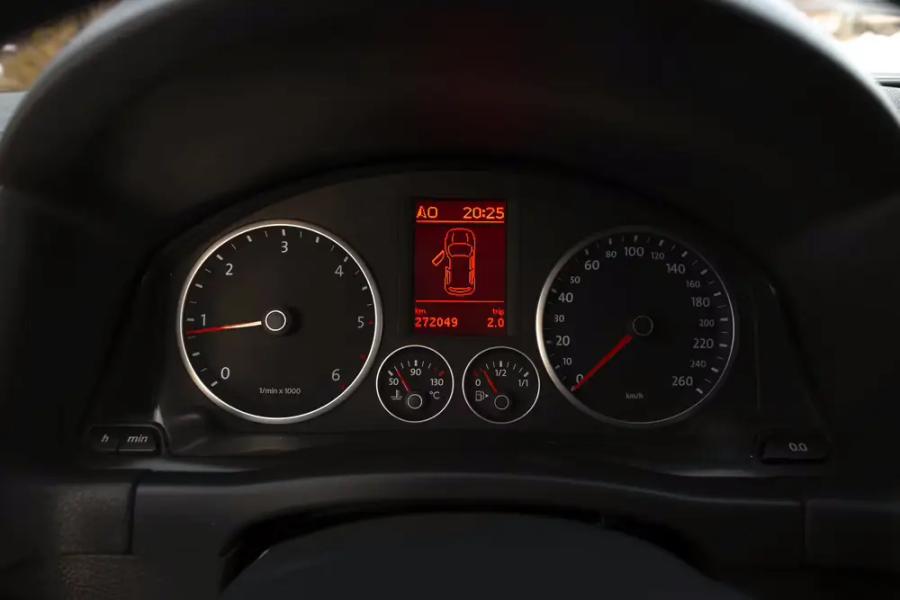 Pelēks Volkswagen Tiguan 2008 Jelgava, ar dzinēja tilpumu 2.00 L un nobraukumu 272 tūkst. km par 6500 €, foto 14 vietnē AUTOMOTO.COM.LV