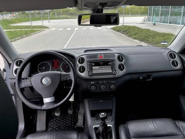 Grey Volkswagen Tiguan 2008 in Rezekne, with an engine capacity of 2.00 L and mileage of 279 thousand km for 6900 €, photo 9 on AUTOMOTO.COM.LV