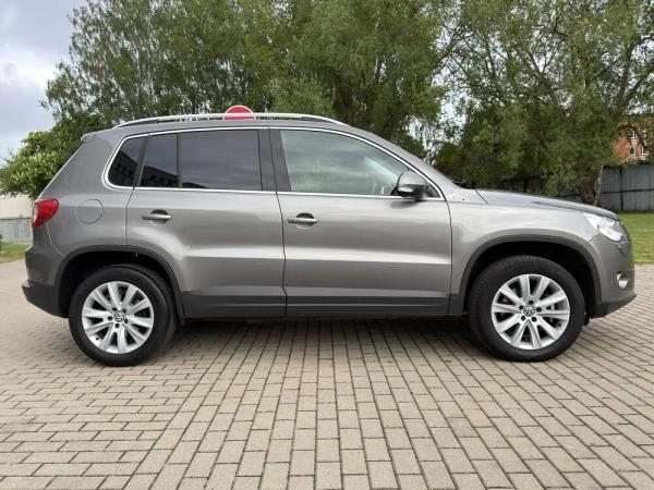 Pelēks Volkswagen Tiguan 2008 Rīga, ar dzinēja tilpumu 2.00 L un nobraukumu 267 tūkst. km par 5400 €, foto 3 vietnē AUTOMOTO.COM.LV