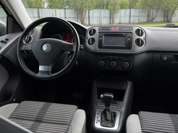 Pelēks Volkswagen Tiguan 2008 Rīga, ar dzinēja tilpumu 2.00 L un nobraukumu 267 tūkst. km par 5400 €, foto 10 vietnē AUTOMOTO.COM.LV