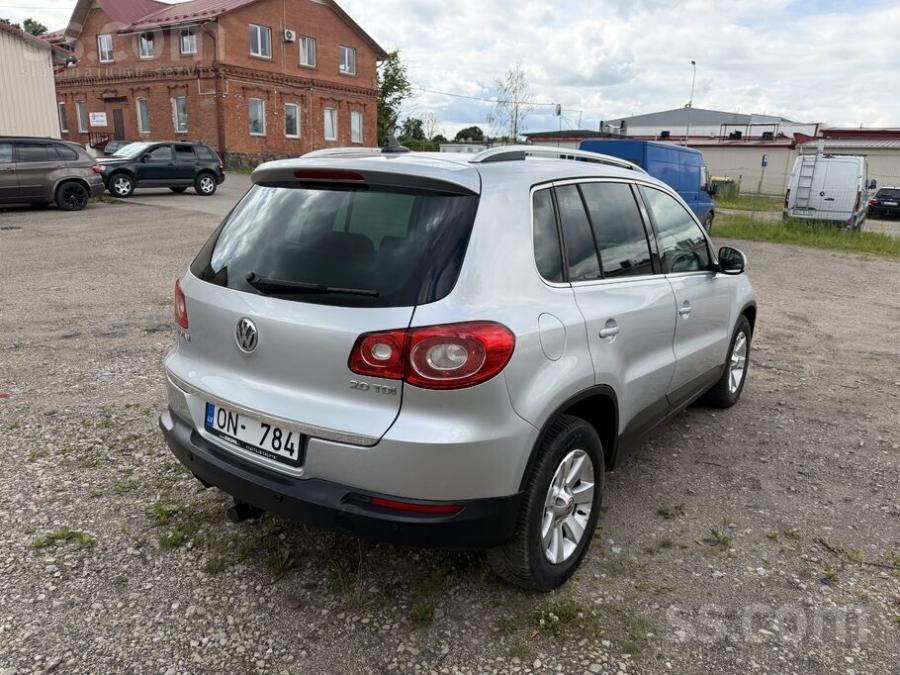 Pelēks Volkswagen Tiguan 2008 Rēzekne, ar dzinēja tilpumu 2.00 L un nobraukumu 0 tūkst. km par 5850 €, foto 5 vietnē AUTOMOTO.COM.LV