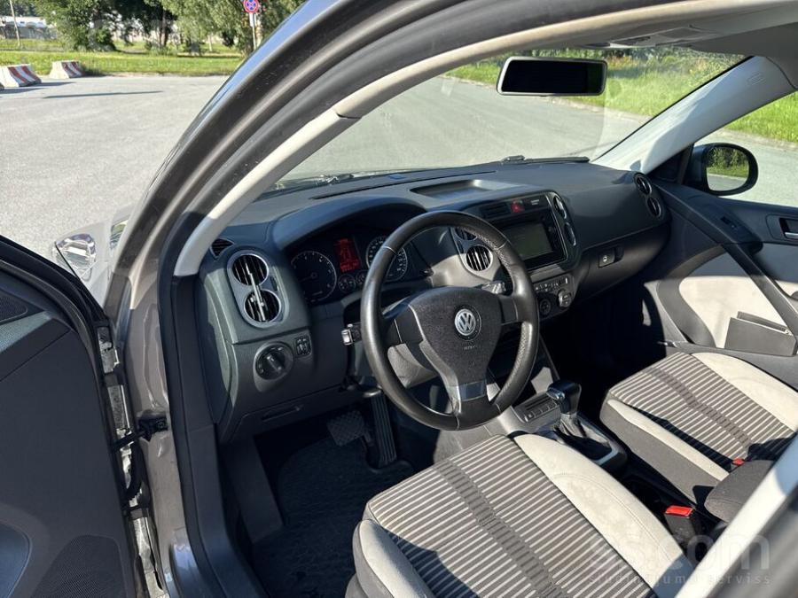 Pelēks Volkswagen Tiguan 2008 Rīga, ar dzinēja tilpumu 2.00 L un nobraukumu 268 tūkst. km par 3900 €, foto 4 vietnē AUTOMOTO.COM.LV