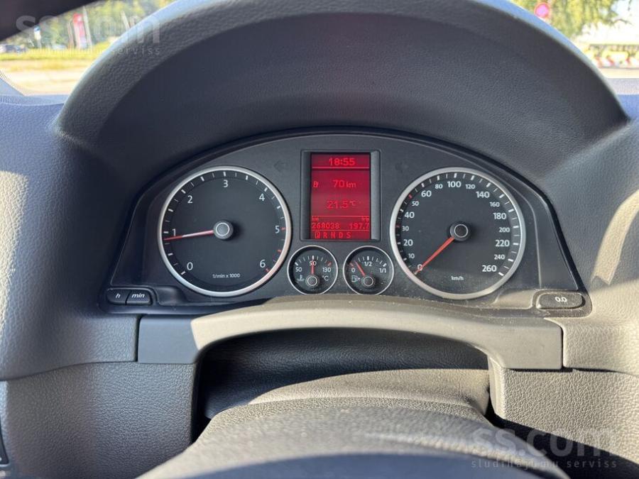 Pelēks Volkswagen Tiguan 2008 Rīga, ar dzinēja tilpumu 2.00 L un nobraukumu 268 tūkst. km par 3900 €, foto 5 vietnē AUTOMOTO.COM.LV