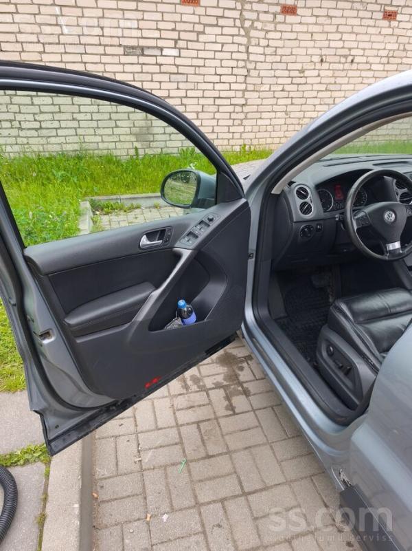Grey Volkswagen Tiguan 2008 in Rezekne, with an engine capacity of 2.00 L and mileage of 292 thousand km for 3000 €, photo 5 on AUTOMOTO.COM.LV