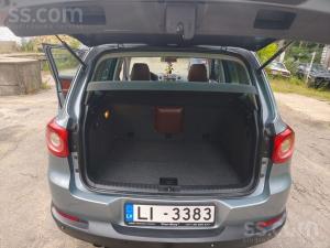 Pelēks Volkswagen Tiguan 2008 Rīga, ar dzinēja tilpumu 2.00 L un nobraukumu 311 tūkst. km par 5700 €, foto 12 vietnē AUTOMOTO.COM.LV