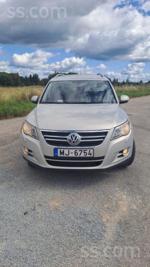 Grey Volkswagen Tiguan 2008 in Aluksne, with an engine capacity of 2.00 L and mileage of 411 thousand km for 3500 €, photo  on AUTOMOTO.COM.LV