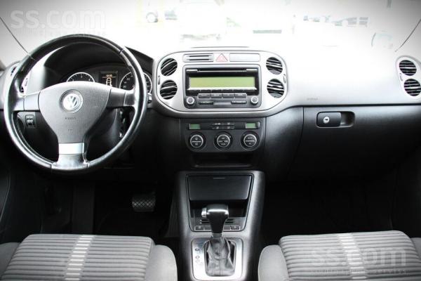 Grey Volkswagen Tiguan 2009 in Rezekne, with an engine capacity of 2.00 L and mileage of 321 thousand km for 6495 €, photo 8 on AUTOMOTO.COM.LV