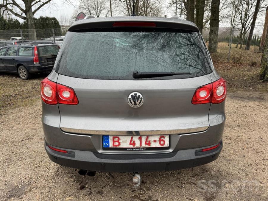 Pelēks Volkswagen Tiguan 2009 Rīga, ar dzinēja tilpumu 2.00 L un nobraukumu 231 tūkst. km par 6950 €, foto 4 vietnē AUTOMOTO.COM.LV