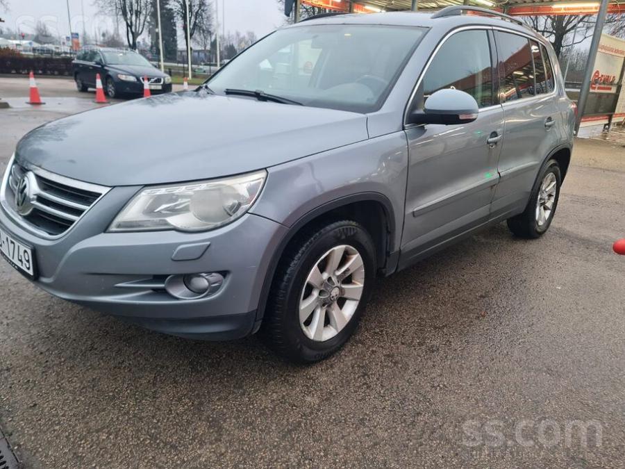 Grey Volkswagen Tiguan 2009 in Riga, with an engine capacity of 2.00 L and mileage of 399 thousand km for 3300 €, photo 3 on AUTOMOTO.COM.LV