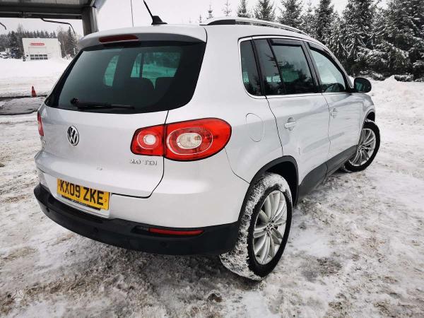 Grey Volkswagen Tiguan 2009 in Raseiniai, with an engine capacity of 2.00 L and mileage of 161 thousand km for 2950 €, photo 1 on AUTOMOTO.COM.LV