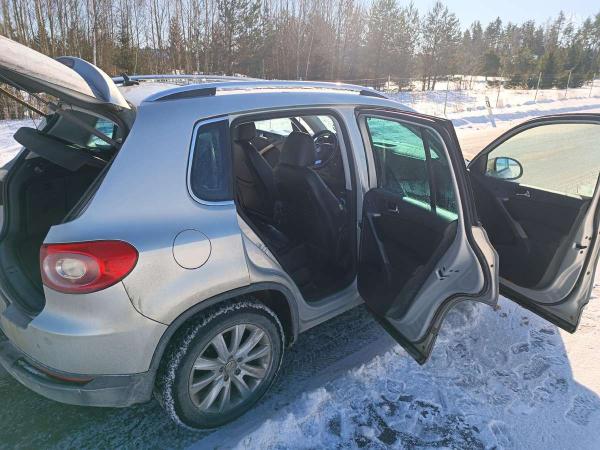 Grey Volkswagen Tiguan 2009 in Vilnius, with an engine capacity of 1.98 L and mileage of 248 thousand km for 4700 €, photo 5 on AUTOMOTO.COM.LV