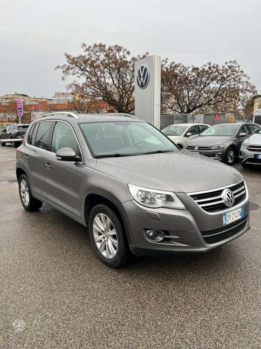Grey Volkswagen Tiguan 2009 in Siauliai, with an engine capacity of 1.97 L and mileage of 280 thousand km for 5900 €, photo 1 on AUTOMOTO.COM.LV